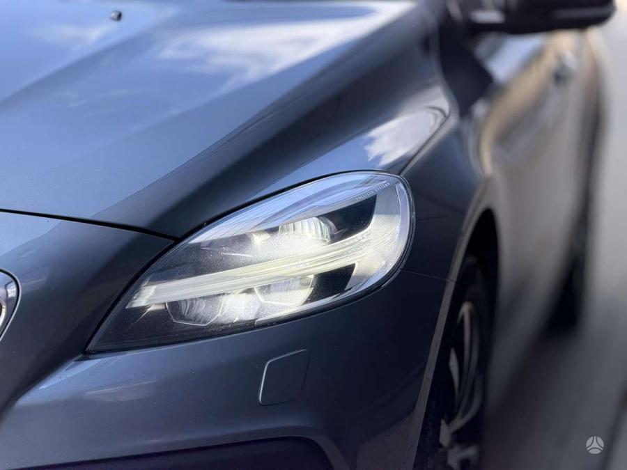 Blue Volvo V40 2019 in Vilnius, with an engine capacity of 1.97 L and mileage of 312 thousand km for 8800 €, photo 6 on AUTOMOTO.COM.LV