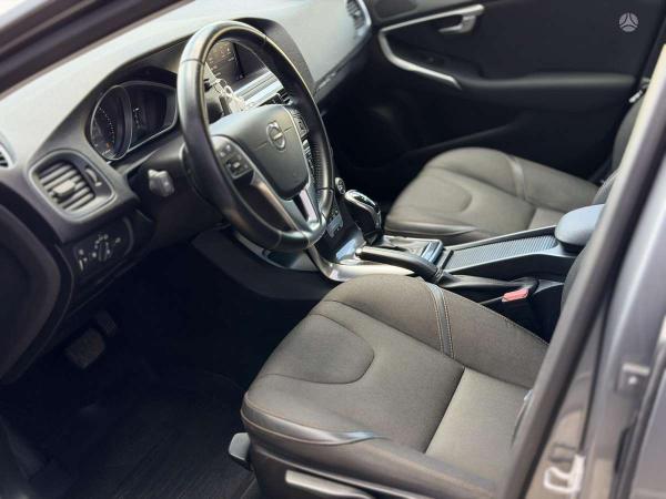 Blue Volvo V40 2019 in Vilnius, with an engine capacity of 1.97 L and mileage of 312 thousand km for 8800 €, photo 7 on AUTOMOTO.COM.LV