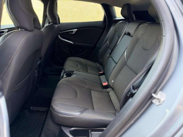 Blue Volvo V40 2019 in Vilnius, with an engine capacity of 1.97 L and mileage of 312 thousand km for 8800 €, photo 8 on AUTOMOTO.COM.LV