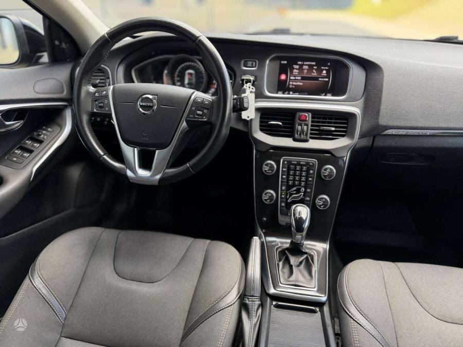 Blue Volvo V40 2019 in Vilnius, with an engine capacity of 1.97 L and mileage of 312 thousand km for 8800 €, photo 10 on AUTOMOTO.COM.LV
