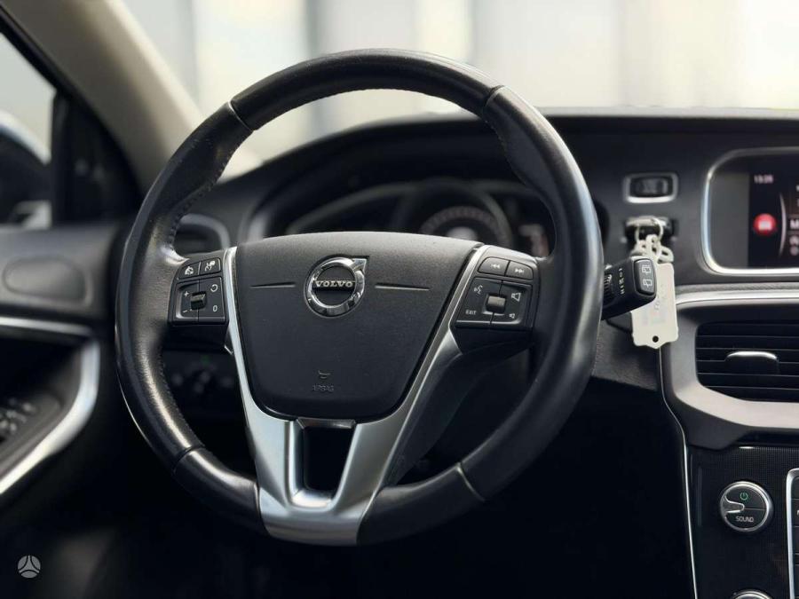 Blue Volvo V40 2019 in Vilnius, with an engine capacity of 1.97 L and mileage of 312 thousand km for 8800 €, photo 11 on AUTOMOTO.COM.LV