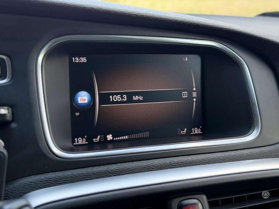 Blue Volvo V40 2019 in Vilnius, with an engine capacity of 1.97 L and mileage of 312 thousand km for 8800 €, photo 17 on AUTOMOTO.COM.LV