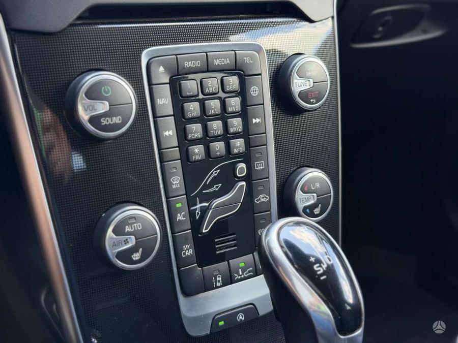 Blue Volvo V40 2019 in Vilnius, with an engine capacity of 1.97 L and mileage of 312 thousand km for 8800 €, photo 18 on AUTOMOTO.COM.LV