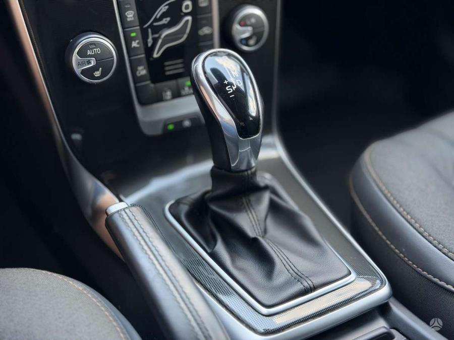 Blue Volvo V40 2019 in Vilnius, with an engine capacity of 1.97 L and mileage of 312 thousand km for 8800 €, photo 20 on AUTOMOTO.COM.LV