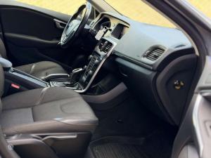 Blue Volvo V40 2019 in Vilnius, with an engine capacity of 1.97 L and mileage of 312 thousand km for 8800 €, photo 28 on AUTOMOTO.COM.LV