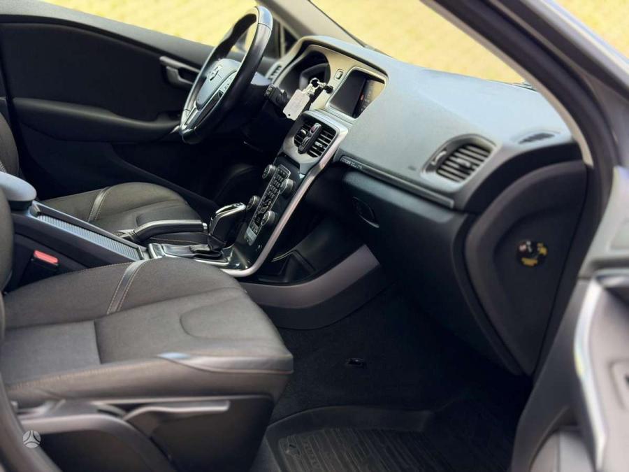 Blue Volvo V40 2019 in Vilnius, with an engine capacity of 1.97 L and mileage of 312 thousand km for 8800 €, photo 28 on AUTOMOTO.COM.LV