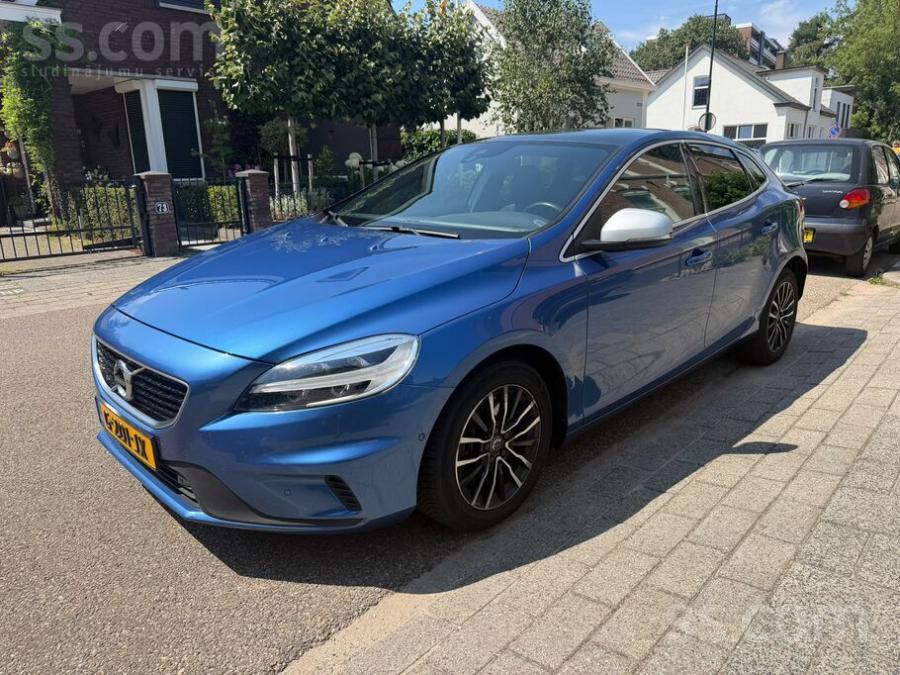 Blue Volvo V40 2019 in Riga, with an engine capacity of 2.00 L and mileage of 178 thousand km for 14499 €, photo 1 on AUTOMOTO.COM.LV