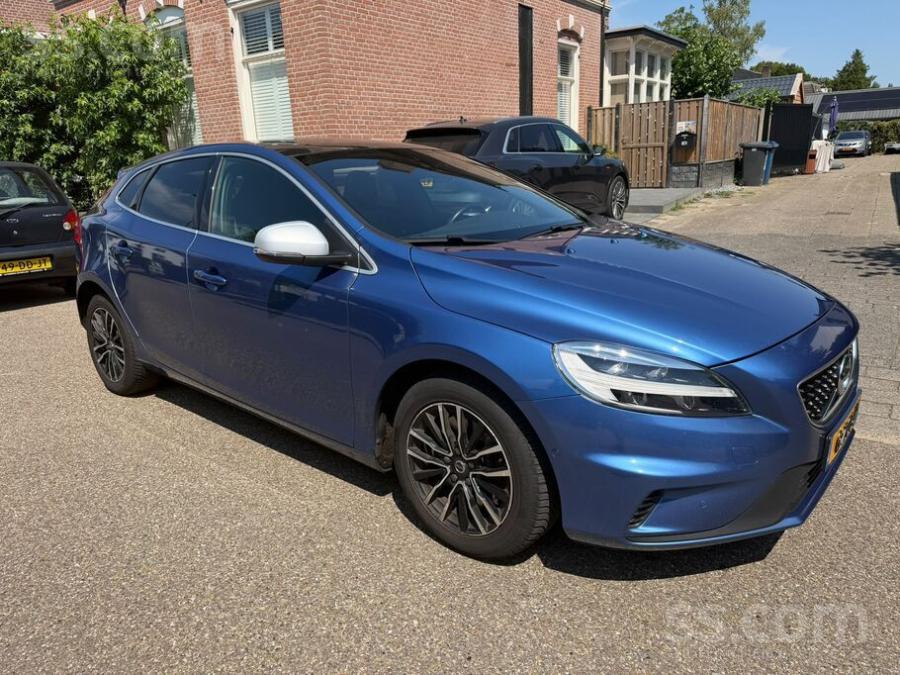 Blue Volvo V40 2019 in Riga, with an engine capacity of 2.00 L and mileage of 178 thousand km for 14499 €, photo 3 on AUTOMOTO.COM.LV