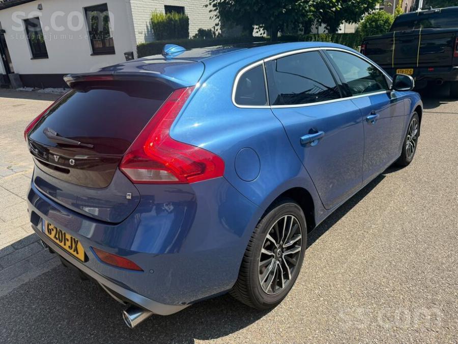 Blue Volvo V40 2019 in Riga, with an engine capacity of 2.00 L and mileage of 178 thousand km for 14499 €, photo 4 on AUTOMOTO.COM.LV