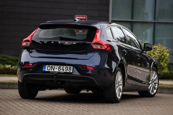 Zils Volvo V40 2014 Jelgava, ar dzinēja tilpumu 1.60 L un nobraukumu 221 tūkst. km par 6990 €, foto 7 vietnē AUTOMOTO.COM.LV