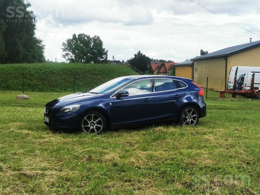 Zils Volvo V40 2015 Rīga, ar dzinēja tilpumu 2.00 L un nobraukumu 253 tūkst. km par 7200 €, foto 1 vietnē AUTOMOTO.COM.LV