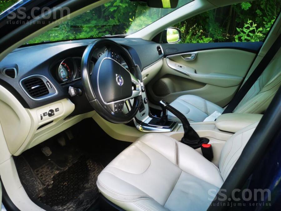 Zils Volvo V40 2015 Rīga, ar dzinēja tilpumu 2.00 L un nobraukumu 253 tūkst. km par 7200 €, foto 8 vietnē AUTOMOTO.COM.LV