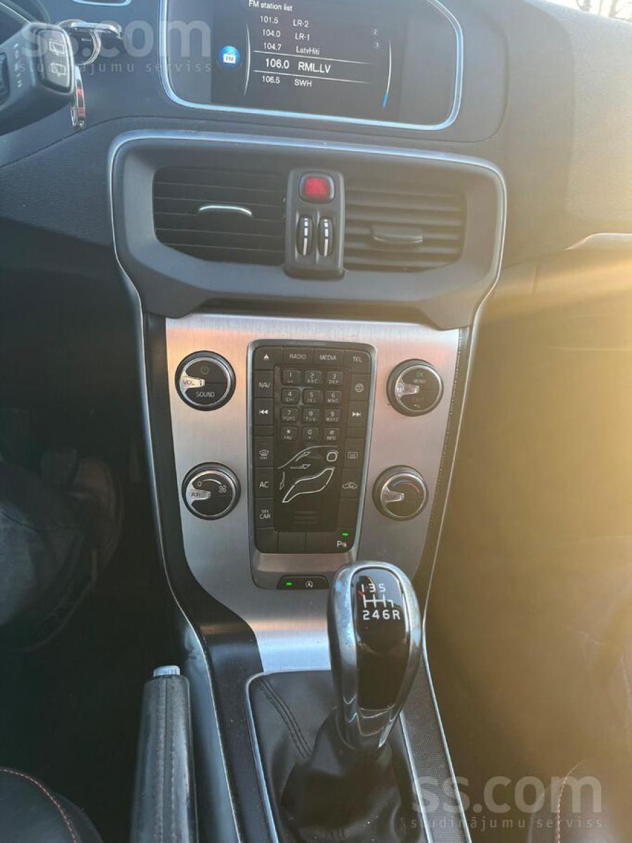 Zils Volvo V40 2015 Cēsis, ar dzinēja tilpumu 2.00 L un nobraukumu 206 tūkst. km par 5300 €, foto 4 vietnē AUTOMOTO.COM.LV