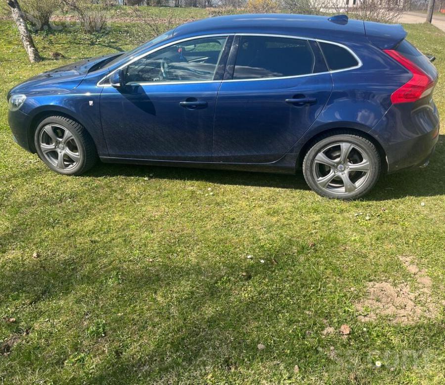 Zils Volvo V40 2015 Cēsis, ar dzinēja tilpumu 2.00 L un nobraukumu 206 tūkst. km par 5300 €, foto 8 vietnē AUTOMOTO.COM.LV