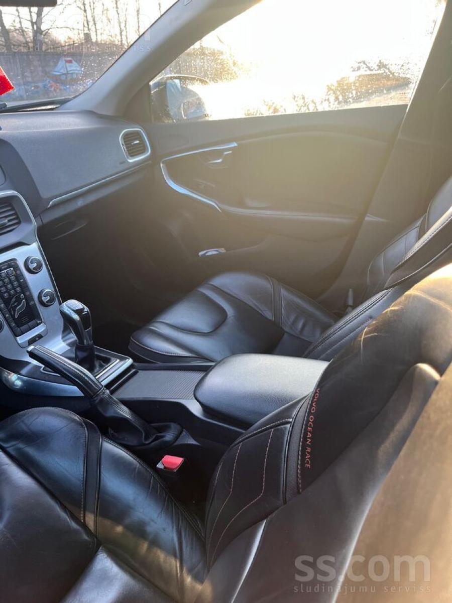 Zils Volvo V40 2015 Cēsis, ar dzinēja tilpumu 2.00 L un nobraukumu 206 tūkst. km par 5300 €, foto 12 vietnē AUTOMOTO.COM.LV
