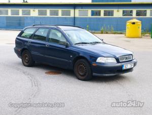 Zils Volvo V40 1998 Tartu, ar dzinēja tilpumu 1.60 L un nobraukumu 260 tūkst. km par 500 €, foto  vietnē AUTOMOTO.COM.LV