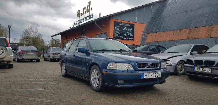 Blue Volvo V40 1999 in Valmiera, with an engine capacity of 1.90 L and mileage of 312 thousand km for 1000 €, photo 1 on AUTOMOTO.COM.LV