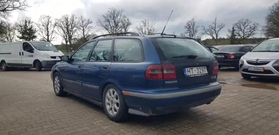 Blue Volvo V40 1999 in Valmiera, with an engine capacity of 1.90 L and mileage of 312 thousand km for 1000 €, photo 6 on AUTOMOTO.COM.LV