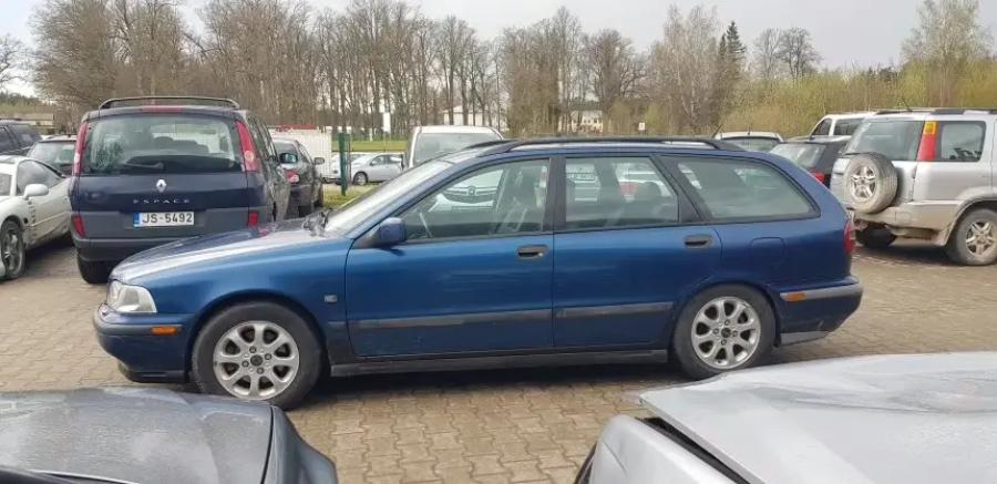 Blue Volvo V40 1999 in Valmiera, with an engine capacity of 1.90 L and mileage of 312 thousand km for 1000 €, photo 7 on AUTOMOTO.COM.LV