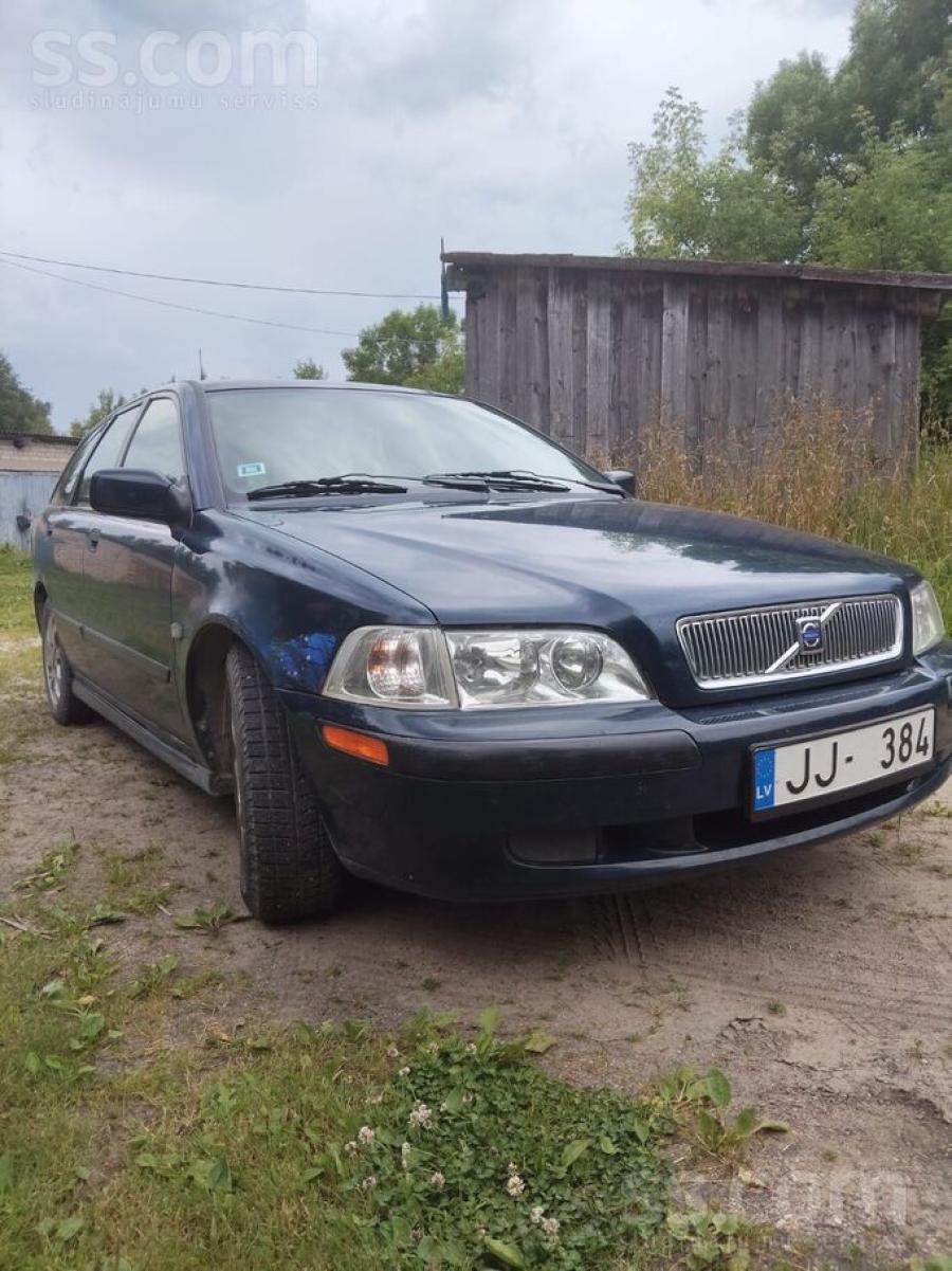 Zils Volvo V40 2000 Daugavpils, ar dzinēja tilpumu 1.90 L un nobraukumu 235 tūkst. km par 1600 €, foto 1 vietnē AUTOMOTO.COM.LV
