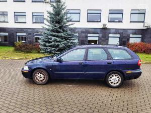 Blue Volvo V40 2001 in Vilnius, with an engine capacity of 1.90 L and mileage of 290 thousand km for 850 €, photo 3 on AUTOMOTO.COM.LV