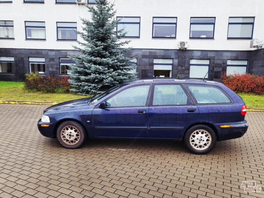 Blue Volvo V40 2001 in Vilnius, with an engine capacity of 1.90 L and mileage of 290 thousand km for 850 €, photo 13 on AUTOMOTO.COM.LV