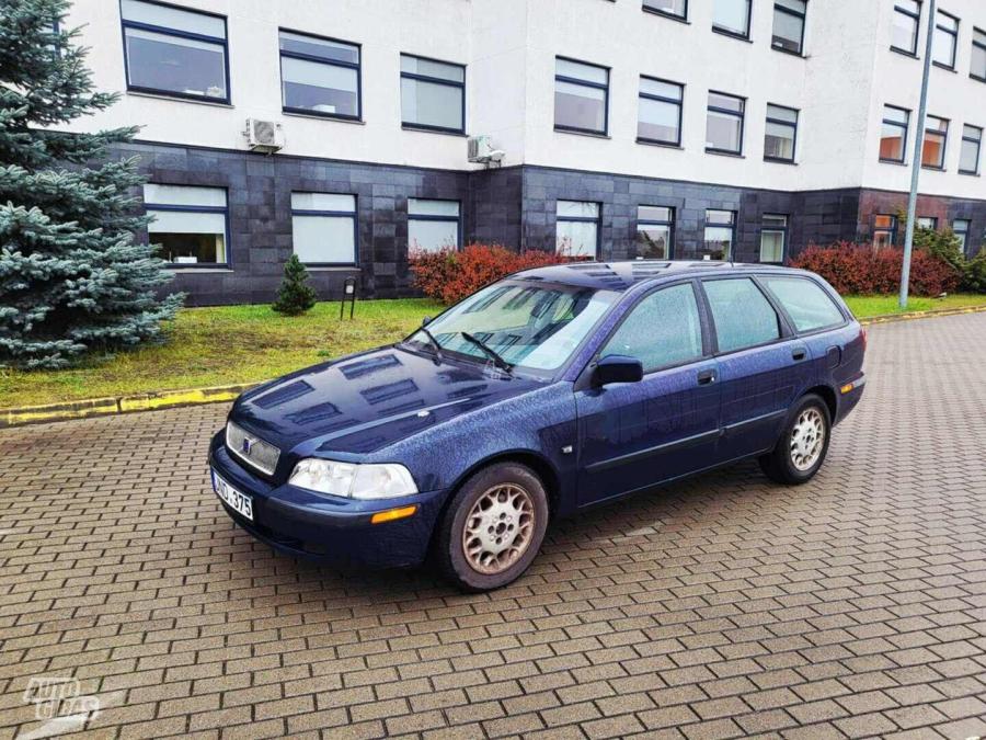 Zils Volvo V40 2001 Viļņa, ar dzinēja tilpumu 1.90 L un nobraukumu 350 tūkst. km par 850 €, foto 1 vietnē AUTOMOTO.COM.LV