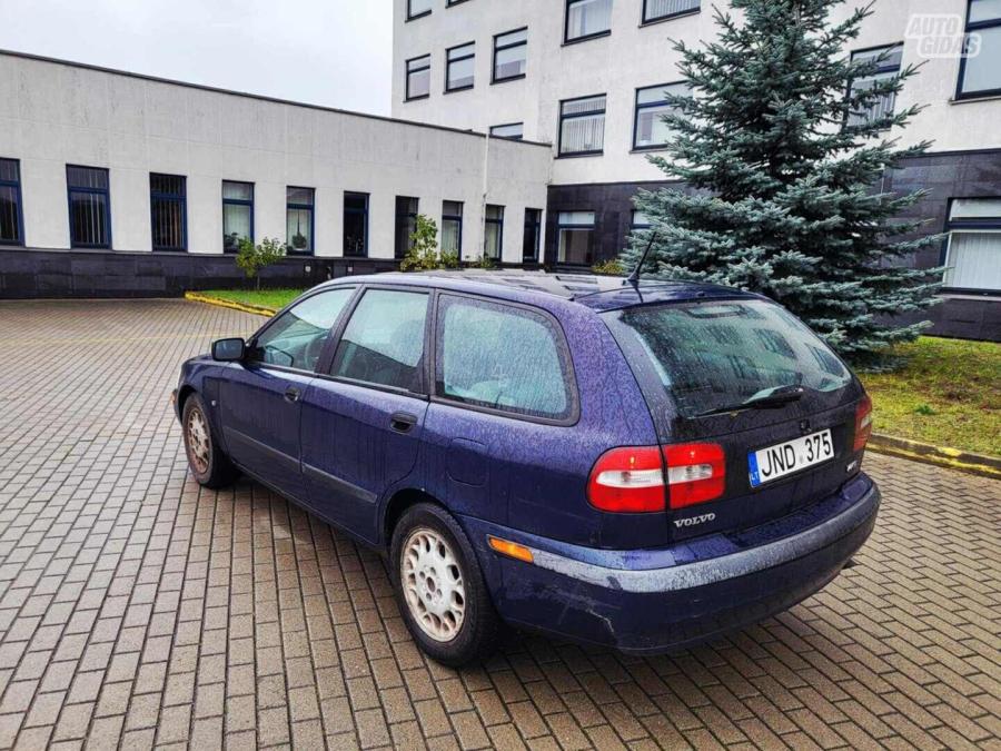 Zils Volvo V40 2001 Viļņa, ar dzinēja tilpumu 1.90 L un nobraukumu 350 tūkst. km par 850 €, foto 3 vietnē AUTOMOTO.COM.LV