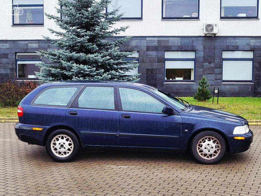 Zils Volvo V40 2001 Viļņa, ar dzinēja tilpumu 1.90 L un nobraukumu 350 tūkst. km par 850 €, foto 9 vietnē AUTOMOTO.COM.LV