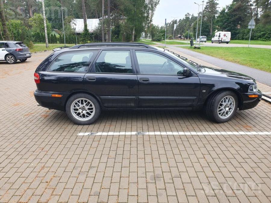Zils Volvo V40 2001 Rīga, ar dzinēja tilpumu 2.00 L un nobraukumu 267 tūkst. km par 800 €, foto 4 vietnē AUTOMOTO.COM.LV