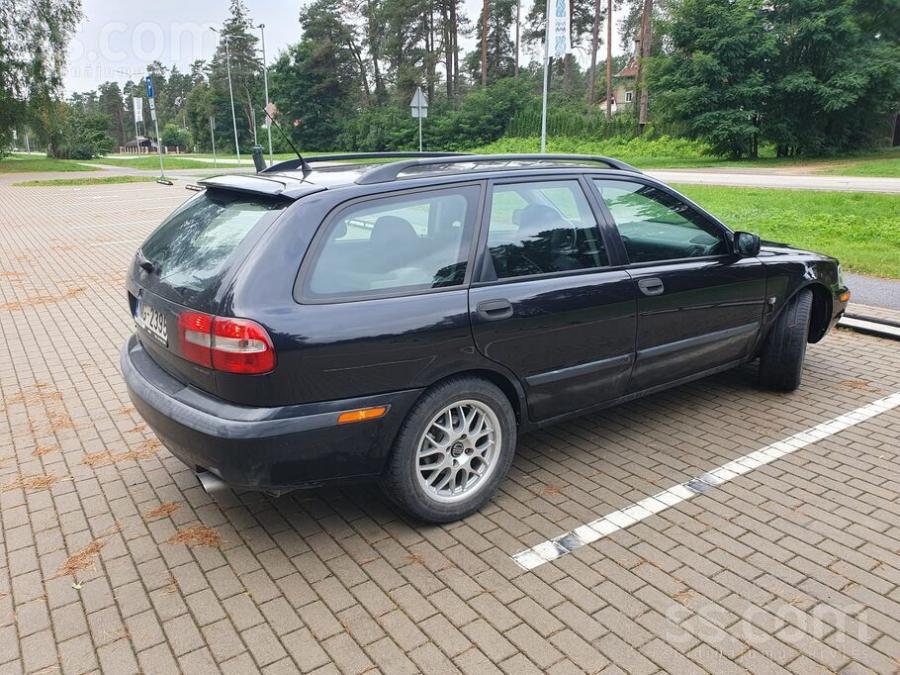 Zils Volvo V40 2001 Rīga, ar dzinēja tilpumu 2.00 L un nobraukumu 267 tūkst. km par 800 €, foto 5 vietnē AUTOMOTO.COM.LV