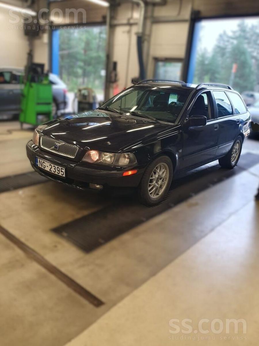 Zils Volvo V40 2001 Rīga, ar dzinēja tilpumu 2.00 L un nobraukumu 267 tūkst. km par 800 €, foto 7 vietnē AUTOMOTO.COM.LV