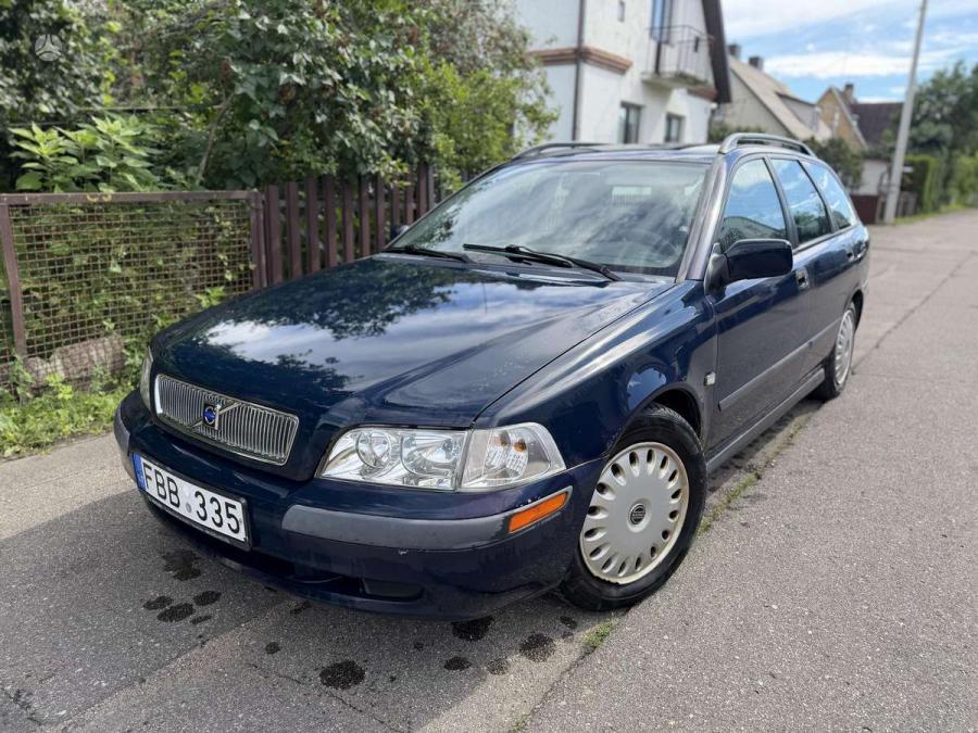 Blue Volvo V40 2001 in Kaunas, with an engine capacity of 1.87 L and mileage of 235 thousand km for 650 €, photo 1 on AUTOMOTO.COM.LV