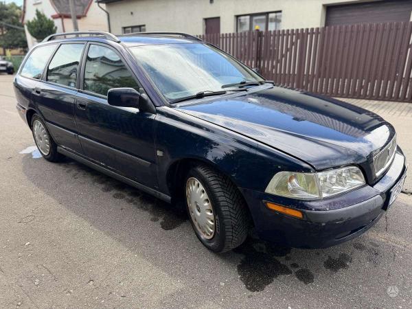 Blue Volvo V40 2001 in Kaunas, with an engine capacity of 1.87 L and mileage of 235 thousand km for 650 €, photo 4 on AUTOMOTO.COM.LV