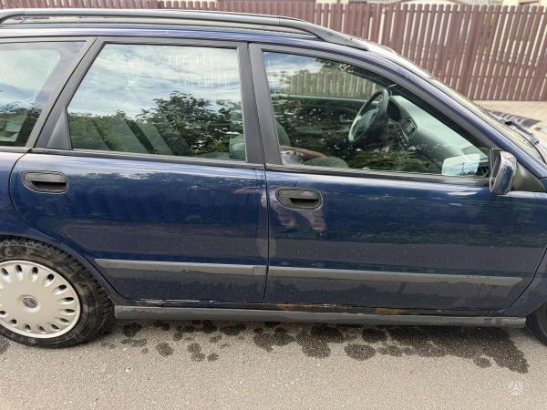 Blue Volvo V40 2001 in Kaunas, with an engine capacity of 1.87 L and mileage of 235 thousand km for 650 €, photo 5 on AUTOMOTO.COM.LV
