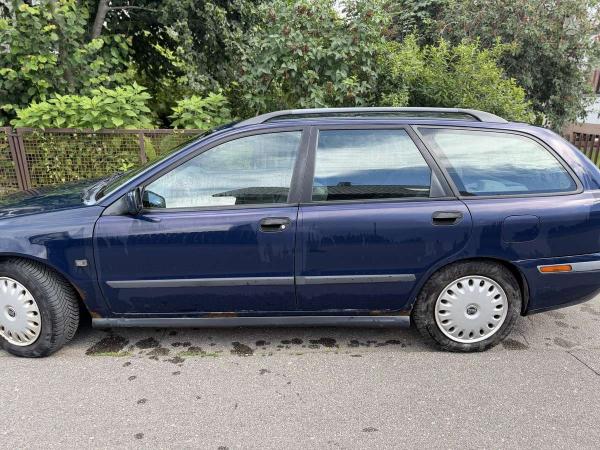 Blue Volvo V40 2001 in Kaunas, with an engine capacity of 1.87 L and mileage of 235 thousand km for 650 €, photo 9 on AUTOMOTO.COM.LV