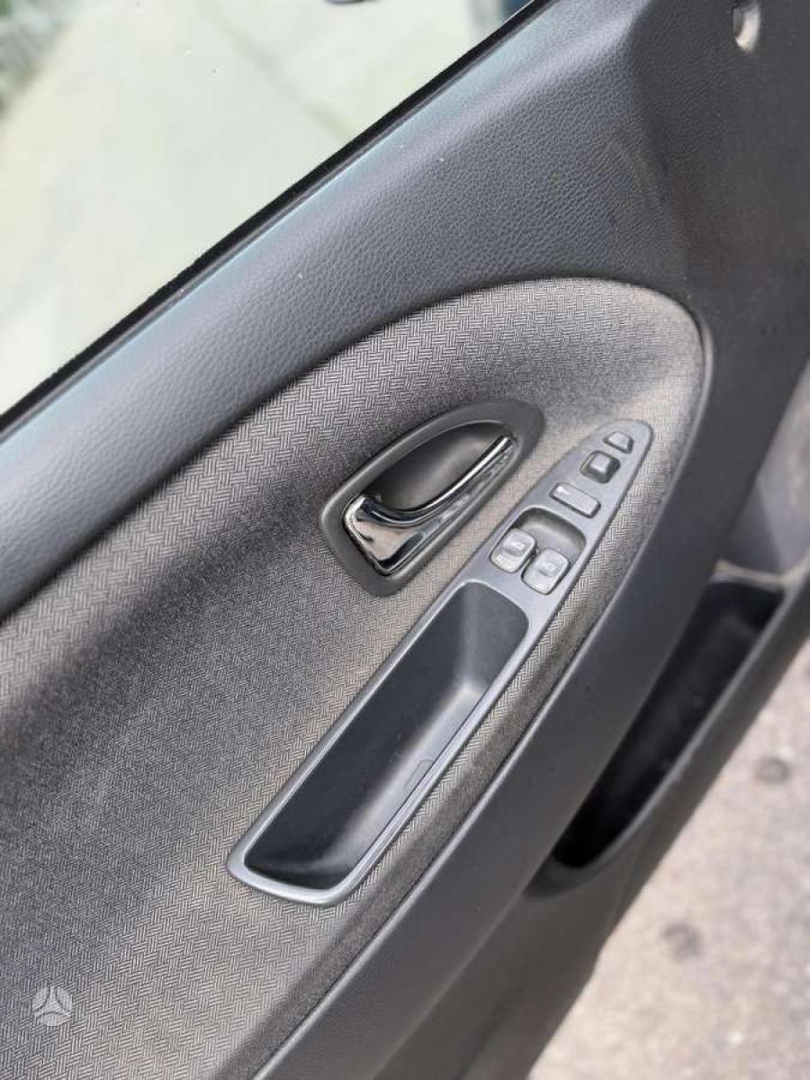 Blue Volvo V40 2001 in Kaunas, with an engine capacity of 1.87 L and mileage of 235 thousand km for 650 €, photo 15 on AUTOMOTO.COM.LV