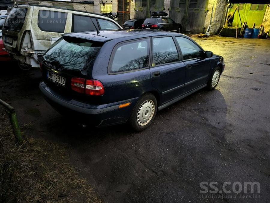 Zils Volvo V40 2002 Rīga, ar dzinēja tilpumu 2.00 L un nobraukumu 283 tūkst. km par 1100 €, foto 2 vietnē AUTOMOTO.COM.LV