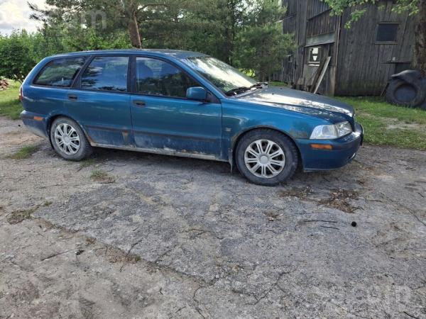 Blue Volvo V40 2002 in Saldus, with an engine capacity of 1.90 L and mileage of 417 thousand km for 480 €, photo 1 on AUTOMOTO.COM.LV