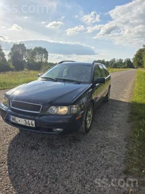 Zils Volvo V40 2003 Ogre, ar dzinēja tilpumu 1.90 L un nobraukumu 331 tūkst. km par 1000 €, foto  vietnē AUTOMOTO.COM.LV