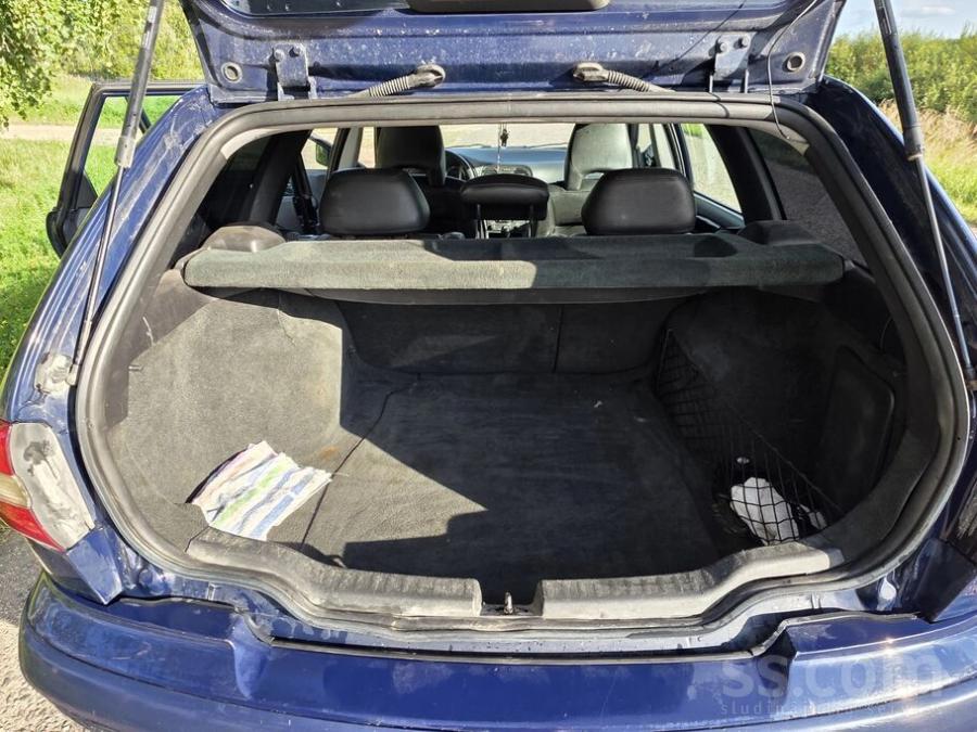 Zils Volvo V40 2003 Ogre, ar dzinēja tilpumu 1.90 L un nobraukumu 331 tūkst. km par 1000 €, foto 8 vietnē AUTOMOTO.COM.LV
