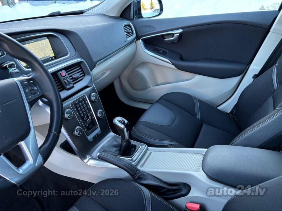 Zils Volvo V40 2014 Paide, ar dzinēja tilpumu 2.00 L un nobraukumu 345 tūkst. km par 6890 €, foto 12 vietnē AUTOMOTO.COM.LV
