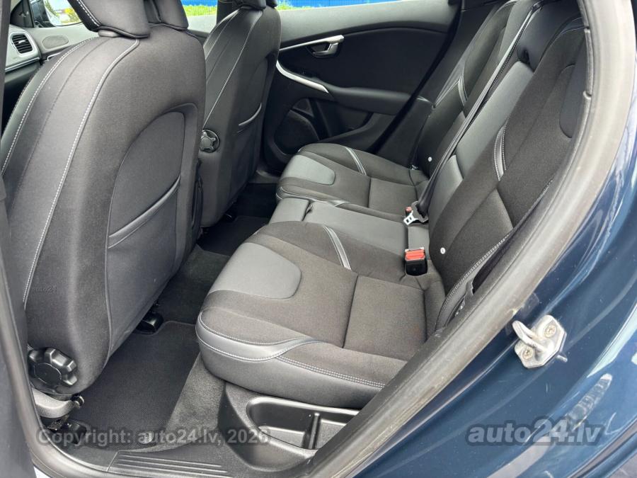 Blue Volvo V40 2014 in Paide, with an engine capacity of 2.00 L and mileage of 216 thousand km for 8290 €, photo 15 on AUTOMOTO.COM.LV