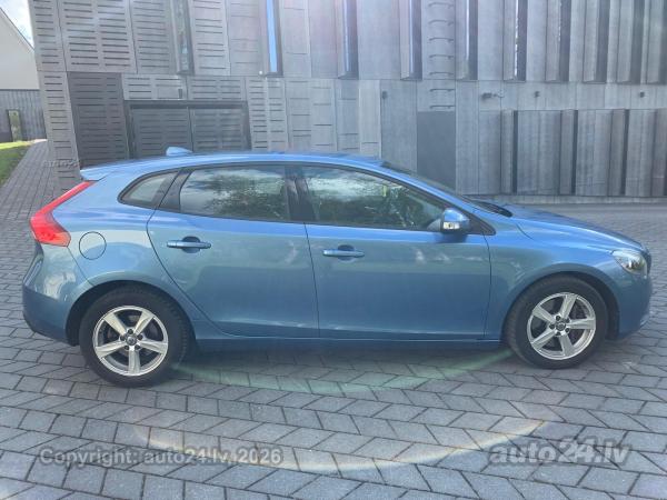 Blue Volvo V40 2014 in Rapla, with an engine capacity of 2.00 L and mileage of 0 thousand km for 6950 €, photo 4 on AUTOMOTO.COM.LV