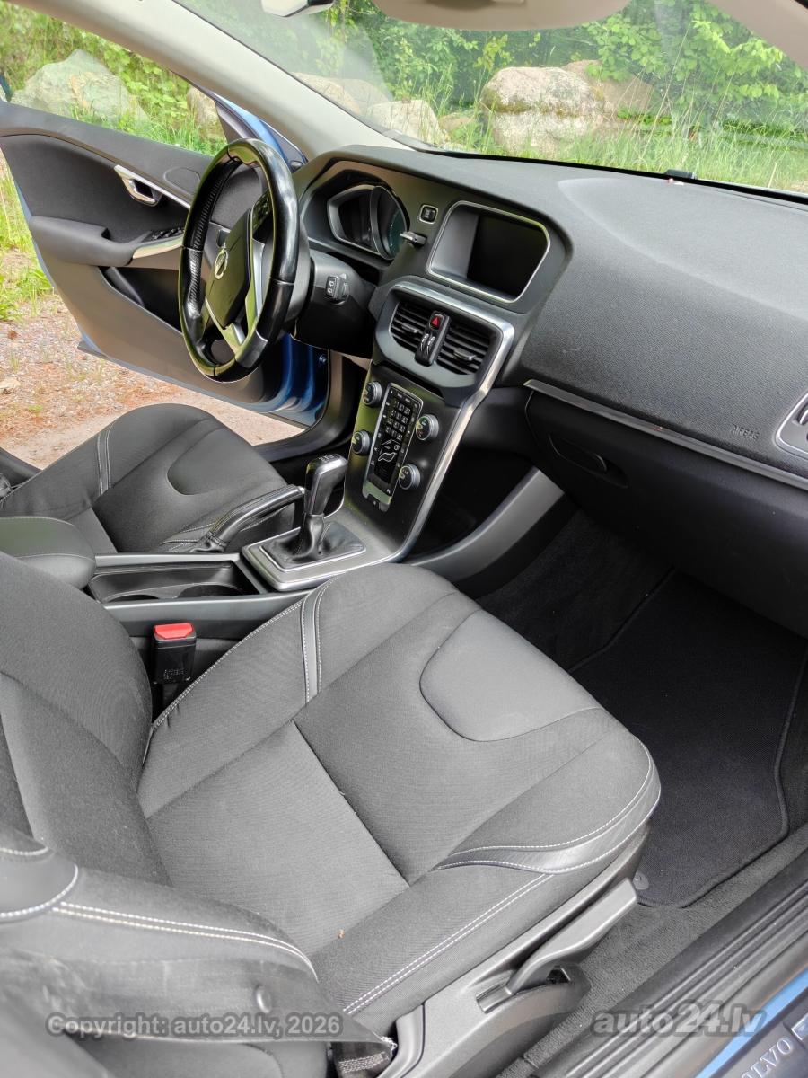Blue Volvo V40 2014 in Tallinn, with an engine capacity of 2.00 L and mileage of 290 thousand km for 3500 €, photo 6 on AUTOMOTO.COM.LV