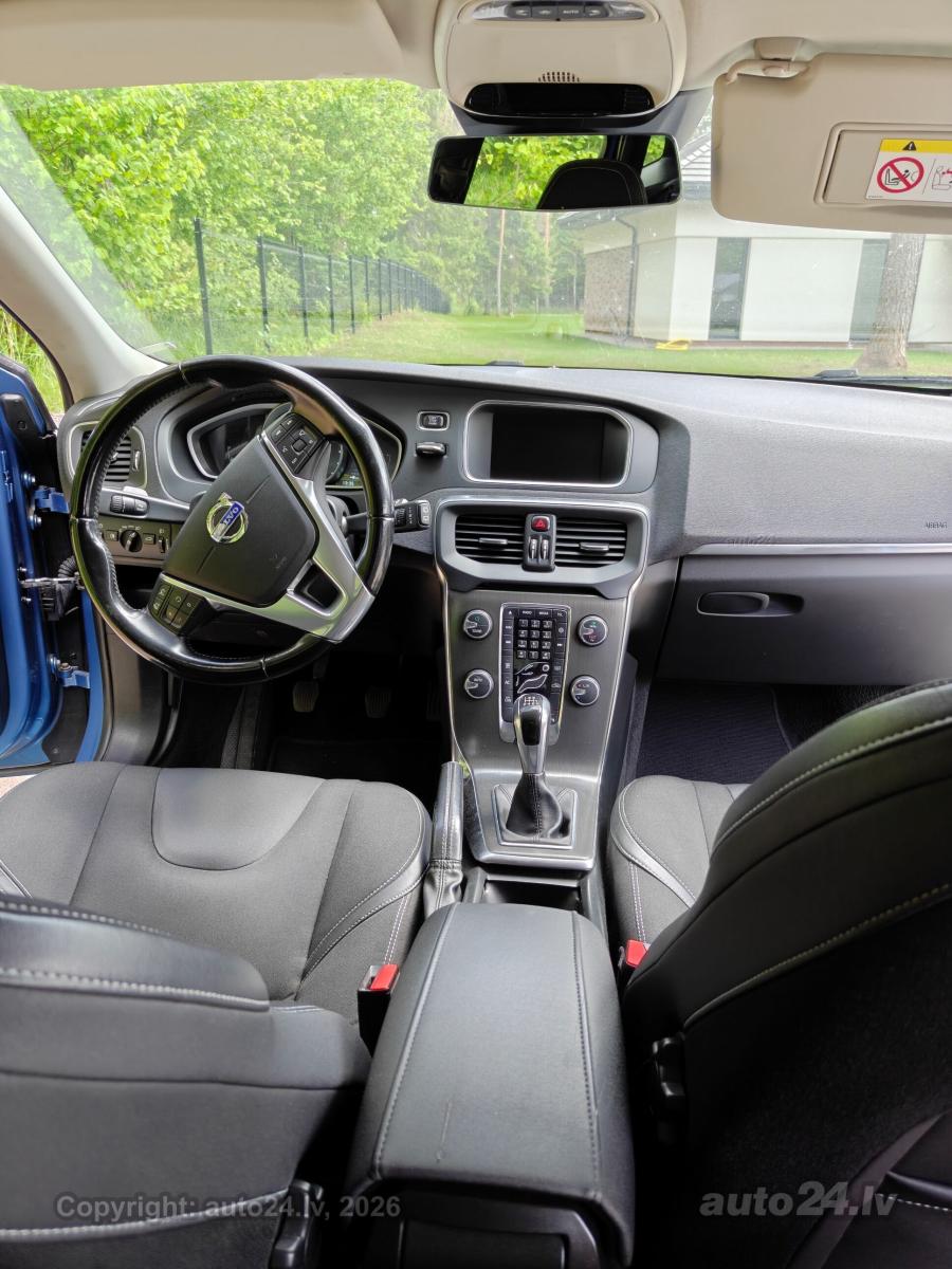 Blue Volvo V40 2014 in Tallinn, with an engine capacity of 2.00 L and mileage of 290 thousand km for 3500 €, photo 7 on AUTOMOTO.COM.LV