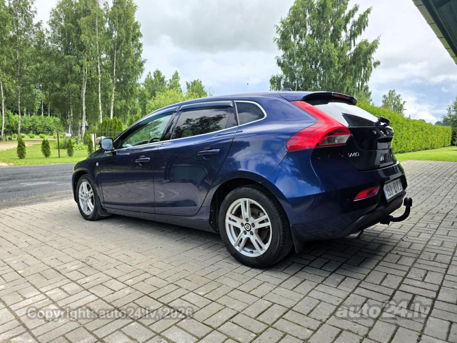 Zils Volvo V40 2014 Tartu, ar dzinēja tilpumu 2.00 L un nobraukumu 305 tūkst. km par 6290 €, foto 4 vietnē AUTOMOTO.COM.LV