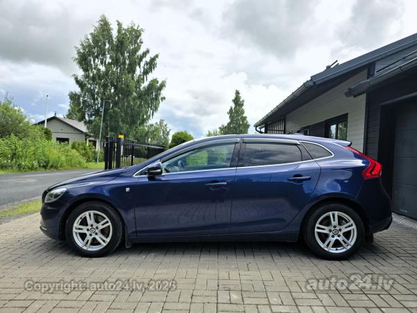 Blue Volvo V40 2014 in Tartu, with an engine capacity of 2.00 L and mileage of 305 thousand km for 6290 €, photo 5 on AUTOMOTO.COM.LV