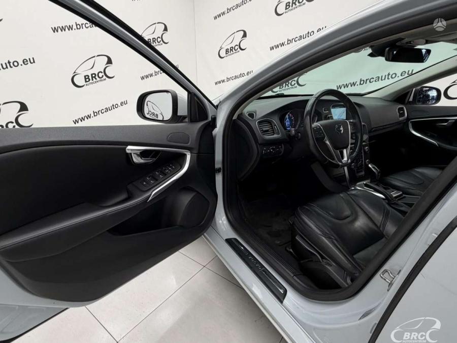 Blue Volvo V40 2015 in Vilnius, with an engine capacity of 1.97 L and mileage of 196 thousand km for 8500 €, photo 19 on AUTOMOTO.COM.LV