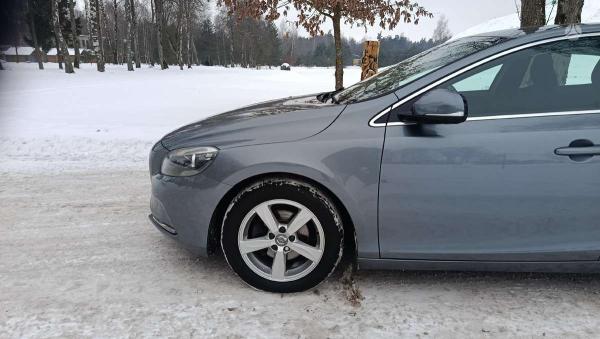 Blue Volvo V40 2015 in Taurage, with an engine capacity of 1.60 L and mileage of 180 thousand km for 5900 €, photo 5 on AUTOMOTO.COM.LV